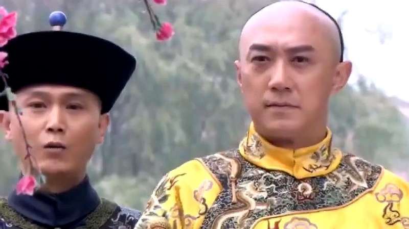 皇上见到格格看得如此入迷,原来她和去世的皇后长得一模一样