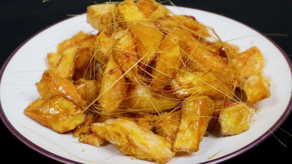 这才是“拔丝红薯”最简单的做法,口感爽脆又清甜,先收藏了