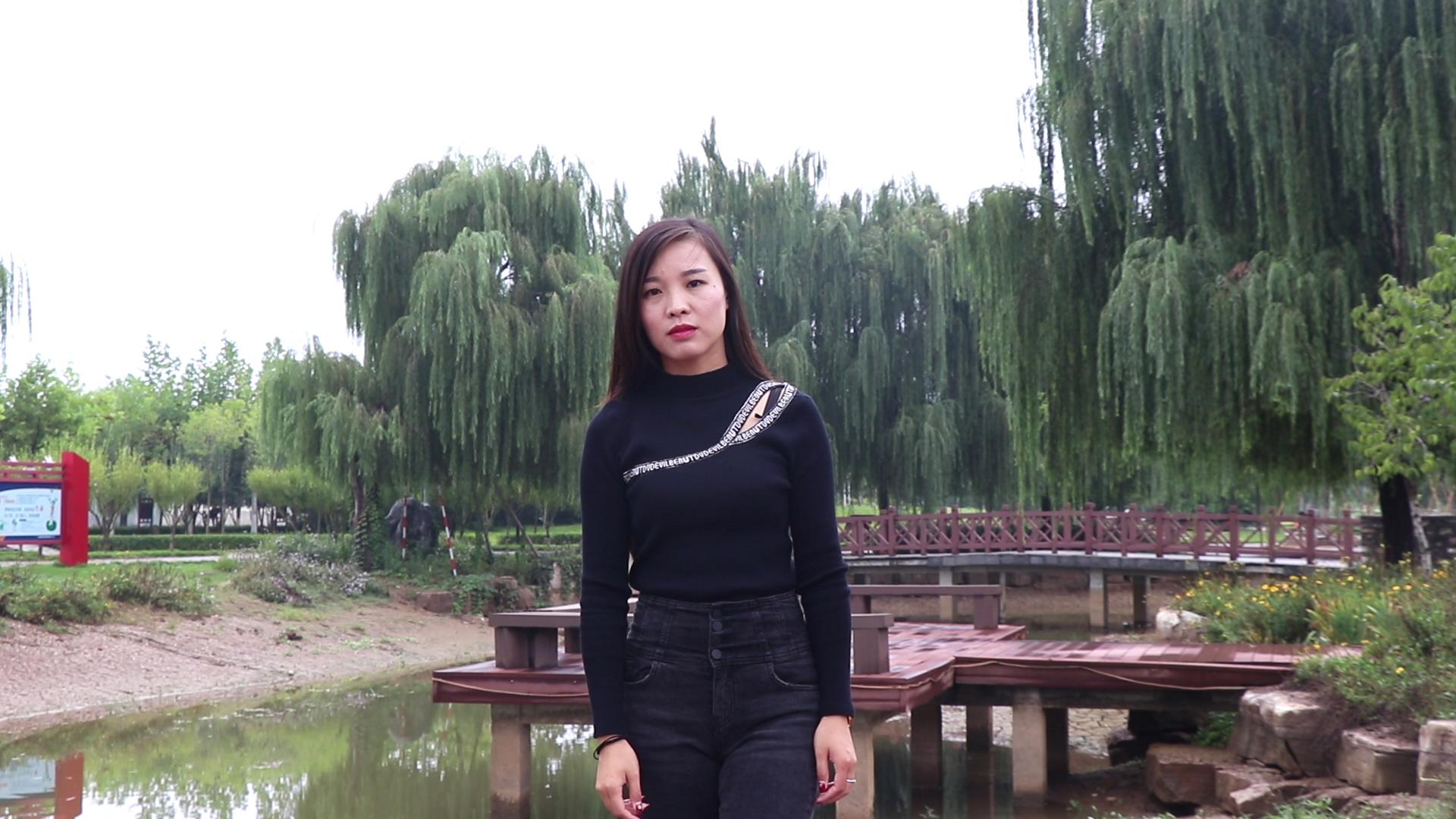 乞丐大街上向美女乞讨,让美女微信扫码支付,还让美女办信用卡