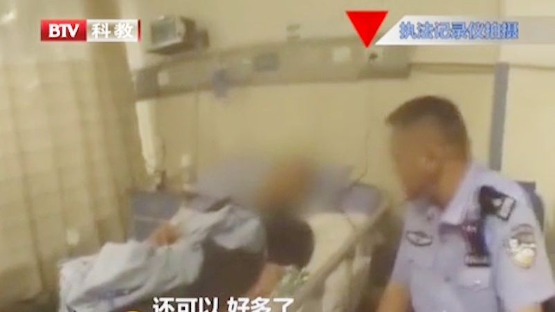 得知前女友要结婚 男子直播喝敌敌畏:这是忘情水