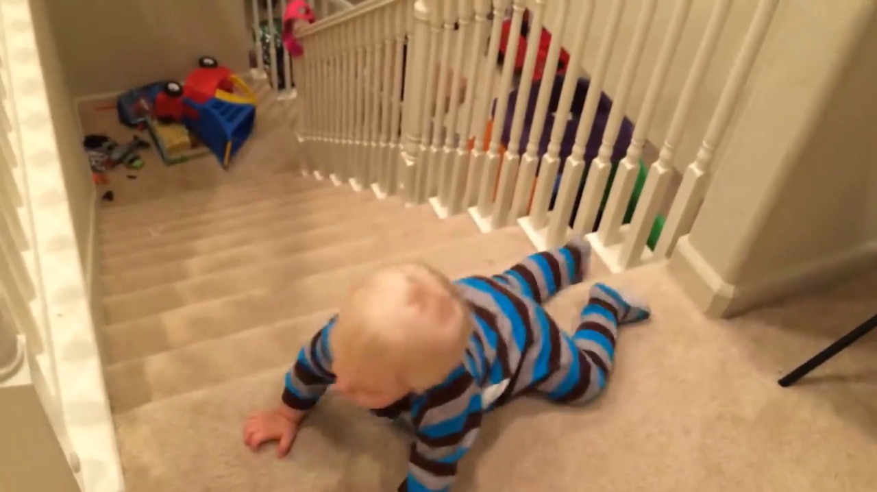宝宝的小汽车不小心滚下楼,看1岁娃如何智取!爸妈都看傻眼了