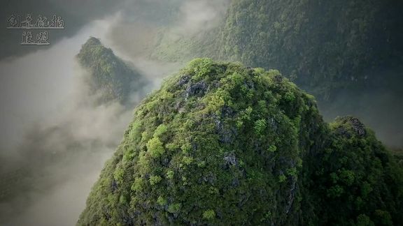 陡峭的山顶上,无人机发现了古怪东西,你猜真相到底是什么?