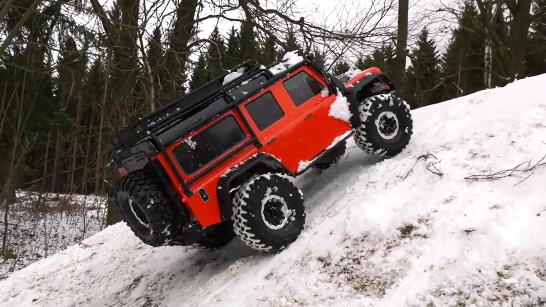 RC模型:雪地里把玩遥控越野车,就喜欢这拍摄角度