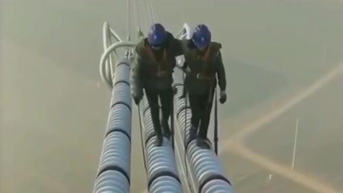 安全绳保护的是农民工的生命,他为了家努力拼搏的样子,好心酸