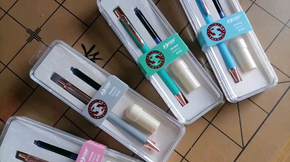 不一样的文具,按动钢笔