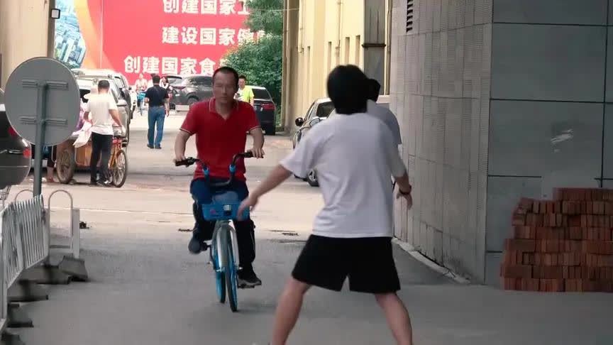 小伙解锁共享单车最新玩法