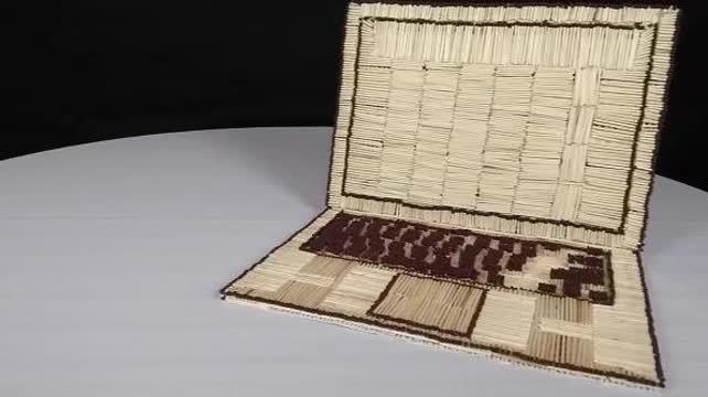 小伙DIY手工制作,用火柴拼笔记本电脑,褐色的键盘很独特