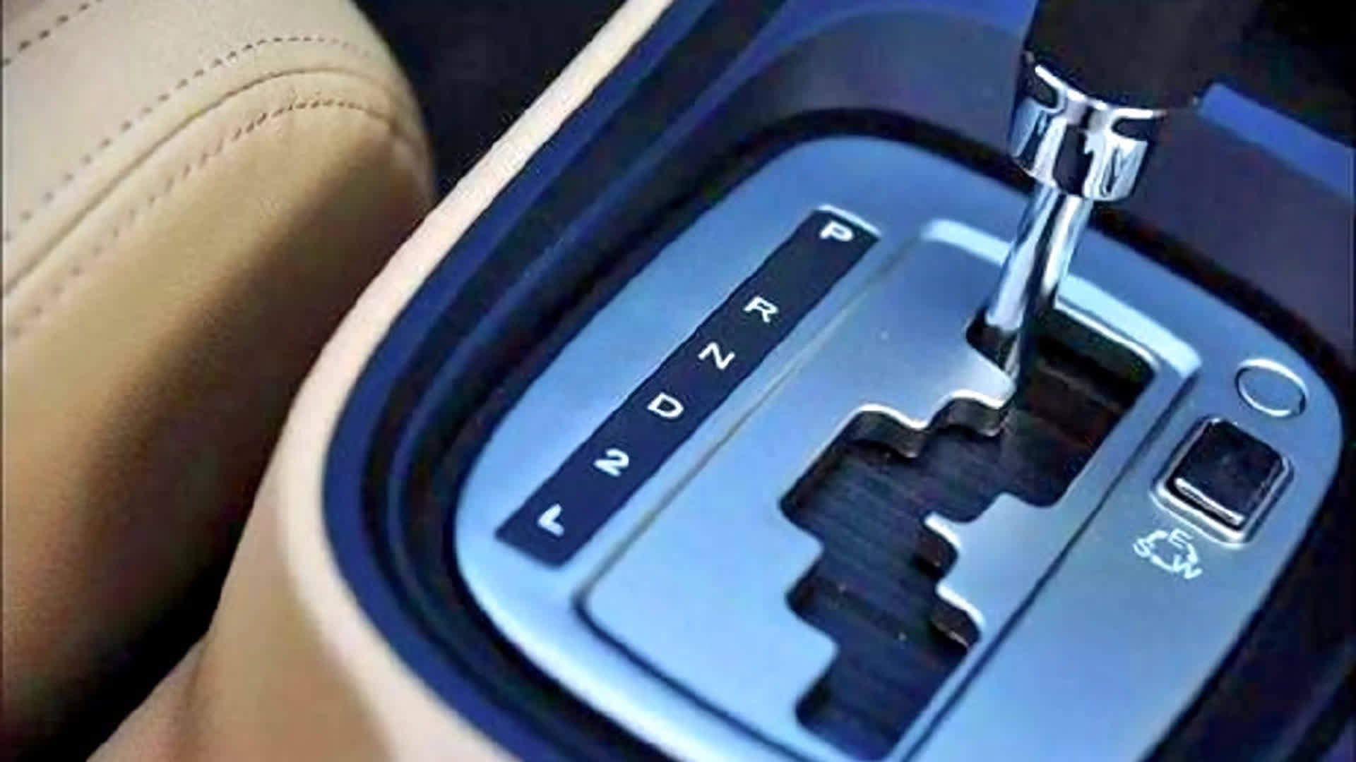 自动挡停车要先挂P挡还是先熄火?没弄对顺序,小心爱车提前报废