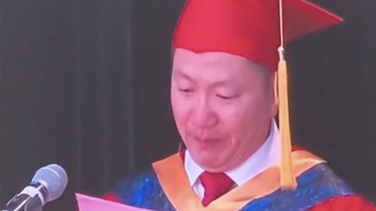 新任校长毕业典礼致辞哽咽落泪 学生多次鼓掌齐喊:加油!