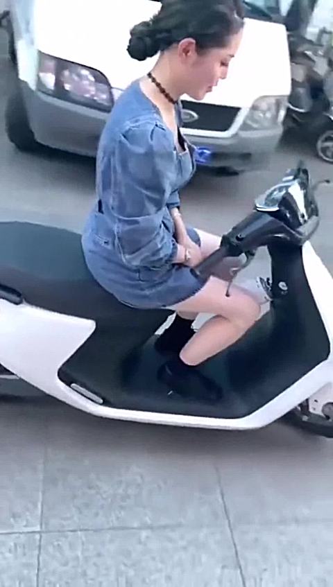 同事小姐姐刚买的电动车, 竟然还有这样的操作,究竟是怎么做到的!