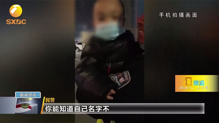暖心!一岁多小男孩走失 民警抱他找家人