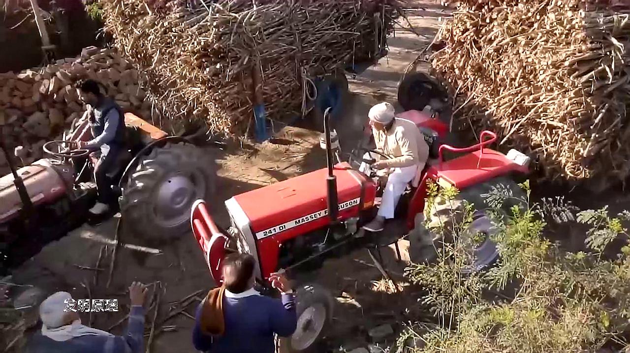 装满甘蔗的拖拉机上路堵车,老司机没两把刷子怎么出来混!