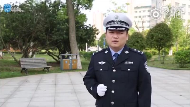 【雨天行车注意事项】#蜀黍说安全# 雨天行车,要注意控制速度;行经...