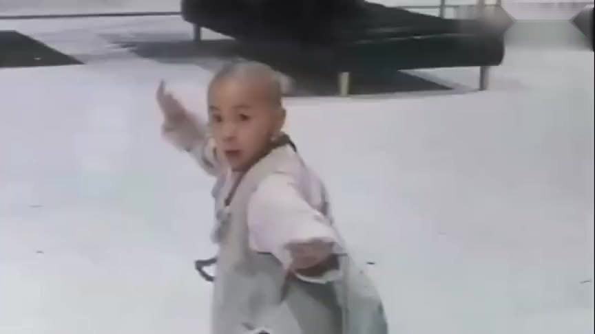 精彩影视片段,释小龙对战外国佬,一阵铁锤,大佬变释迦摩尼!