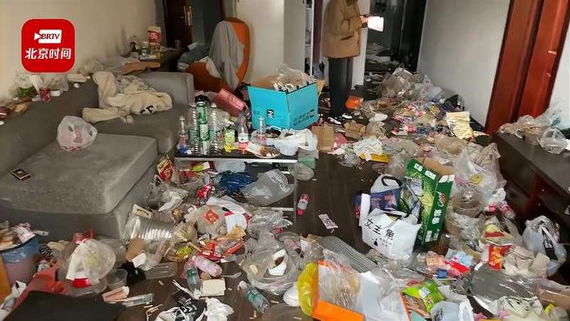 女租客失联留满屋垃圾 房东:楼道里都能闻到臭味,给一千保洁都不干