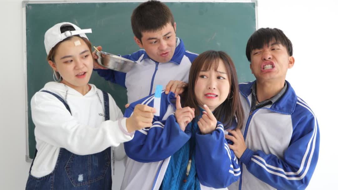 短剧:学霸蹭吃学渣零食,不料老师竟和学渣联手,用PH试纸测试她