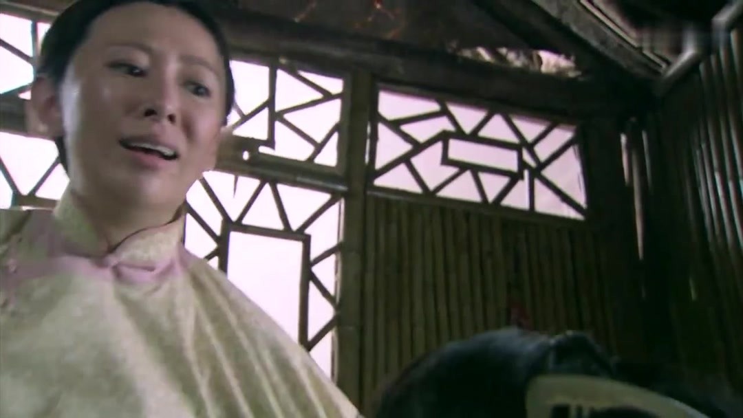 村妇大着肚子逃命,谁知帮她的也是个孕妇,俩人路上都开始肚子疼