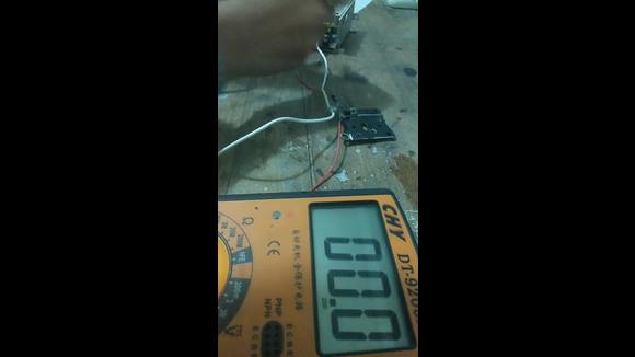 自己用LM7805三端稳压器做的5v输出电路,来试试效果如何。