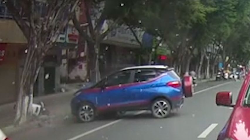 惊险!广西一男子酒驾冲入非机动车道 怼飞电动车后撞树弹开