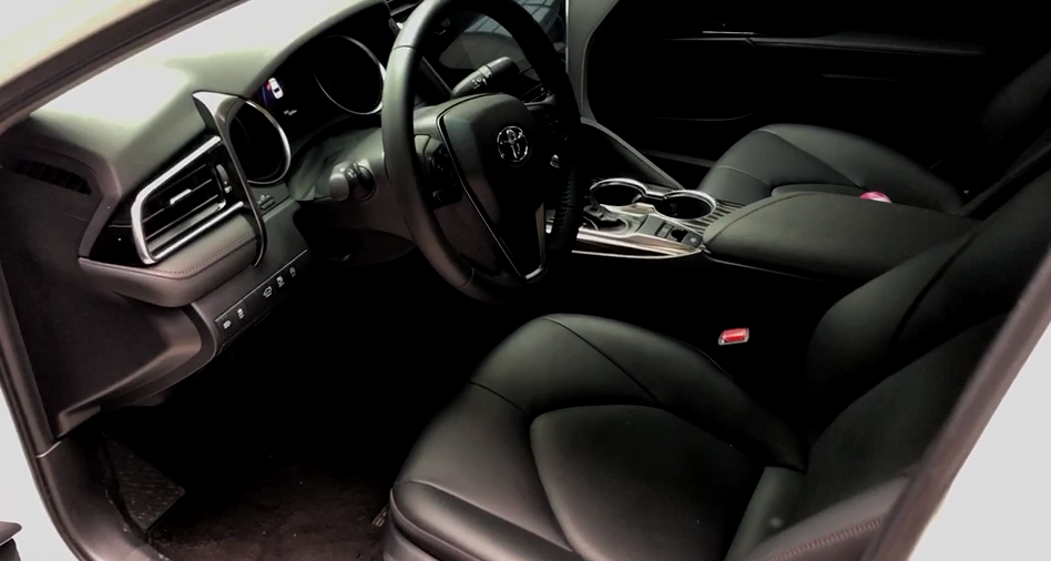 2.0L的凯美瑞中控和同系车型没区别,但没有carplay