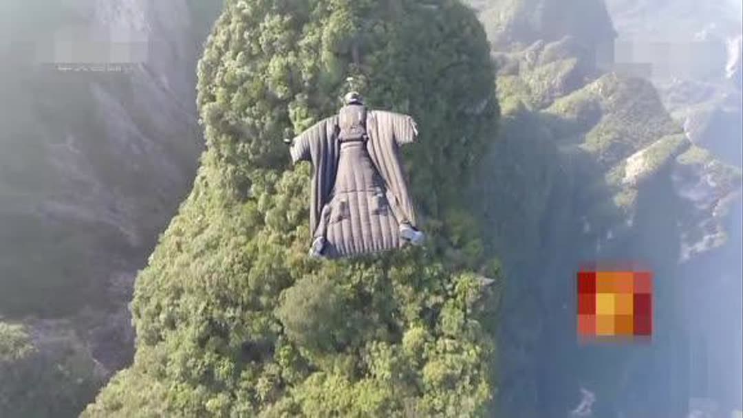 翼装飞行穿越张家界天门山,看的心发慌!