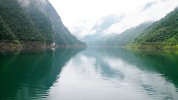 旅游景点介绍 湖北恩施大峡谷 与美国科罗拉多大峡谷难分伯仲