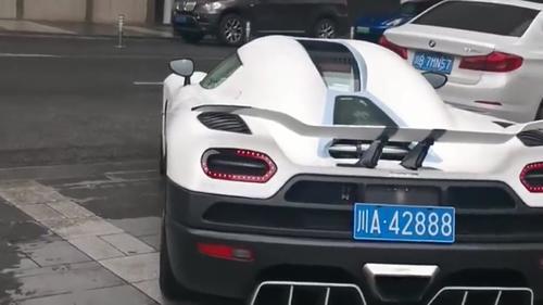 成都首台柯尼塞格幽灵神车,来最高档的五星级酒店露天停车场,保安都...