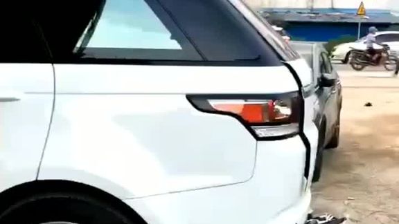 路虎揽胜运动升级加装电动尾门套件。运行轨迹线性均匀,便利档次!【...