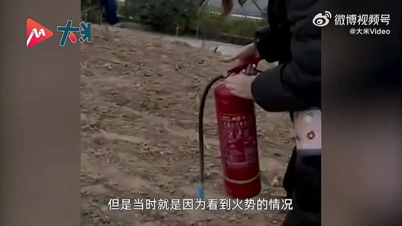 【速学! 两女孩边喊口诀边灭火 】河南郑州,刚下班的女孩乔鑫和好友...