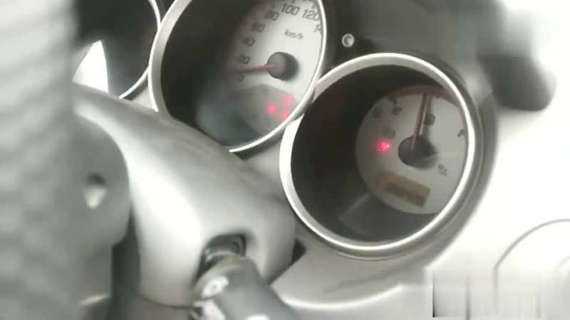 08年的飞度,花一万五买回来的,看车况还不错,气囊灯却一直亮