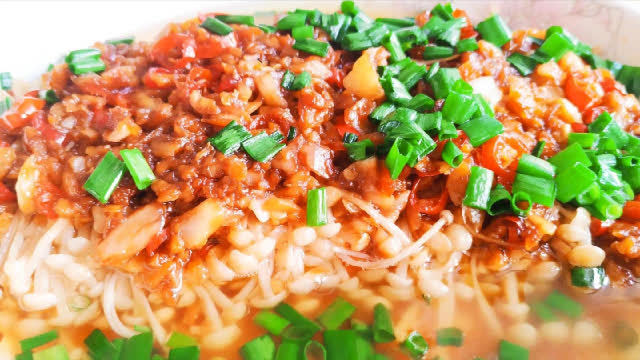 蒜蓉金针菇的做法:操作简单,不加一丁肉,出锅多少都不够吃