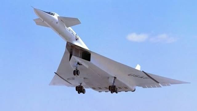 比航母还贵!250吨重型轰炸机有多厉害?载14枚核弹对准全世界