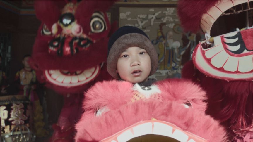 舞狮少年丢了绣球,舞台上玩起了痰盂,意外走红网络,贺岁片绣球