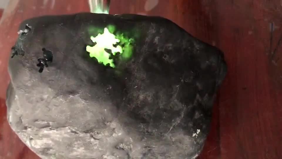 老司机说,翡翠原石是要这样切的,否则手镯就会被切没的!