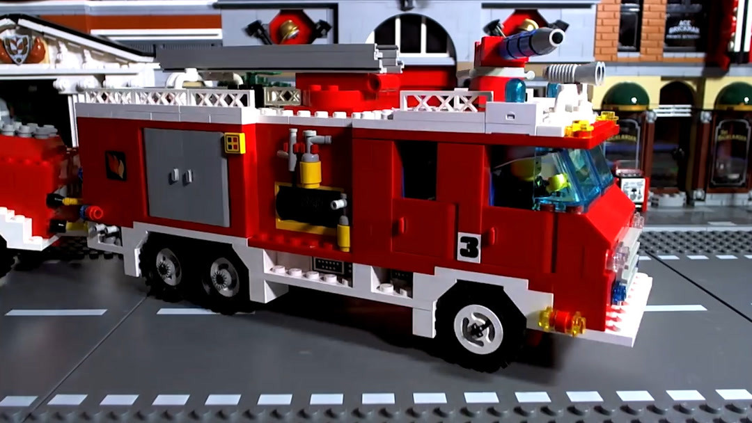 乐高定格动画:城市中心广场突然发生了火灾,消防车赶去救火