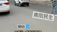 雨天路滑,巨大风电扇叶纵穿电瓶车,网友:这电车的速度该有多快,幸有人...
