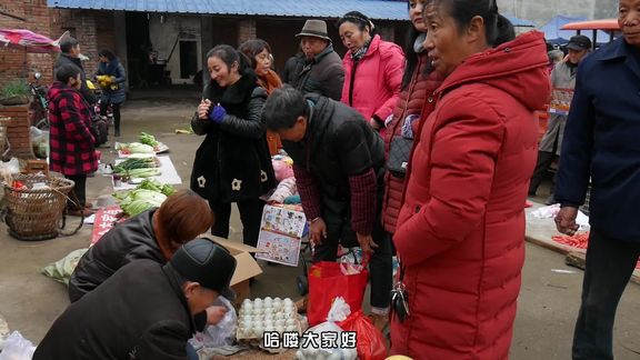 过年春运回家难,年轻人想到了新办法,专家称之为“反向春运”