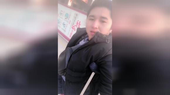 残疾人春节后初六冒着大雪外出打工,为了生活努力奋斗吧!