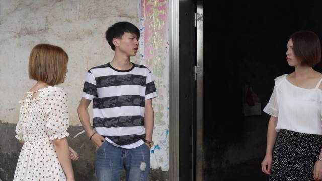 哥哥把准备买房的钱拿给妹妹,他说房子可以不买,可妈妈只有一个