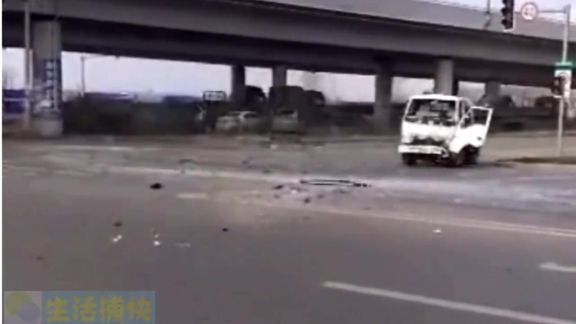 行车记录仪拍下的一幕,“无人驾驶汽车”环绕行驶