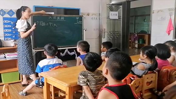 幼儿园老师,这样给孩子们上课,课堂上孩子们都抢着回答问题