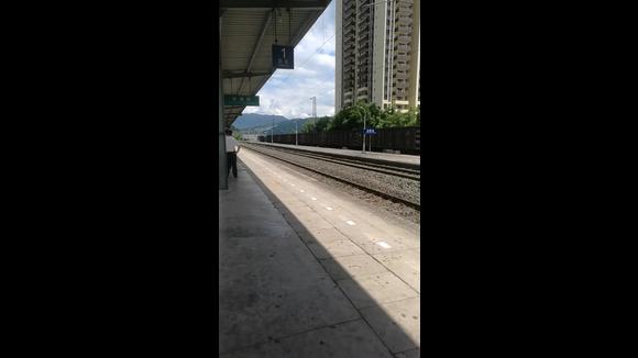 不是说取消绿皮车了吗?我怎么等来的还是绿皮呀?难道穿越啦?