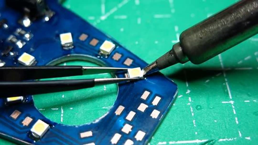 刚开始练习焊接LED小灯片,总是焊接失败,现在终于练好了