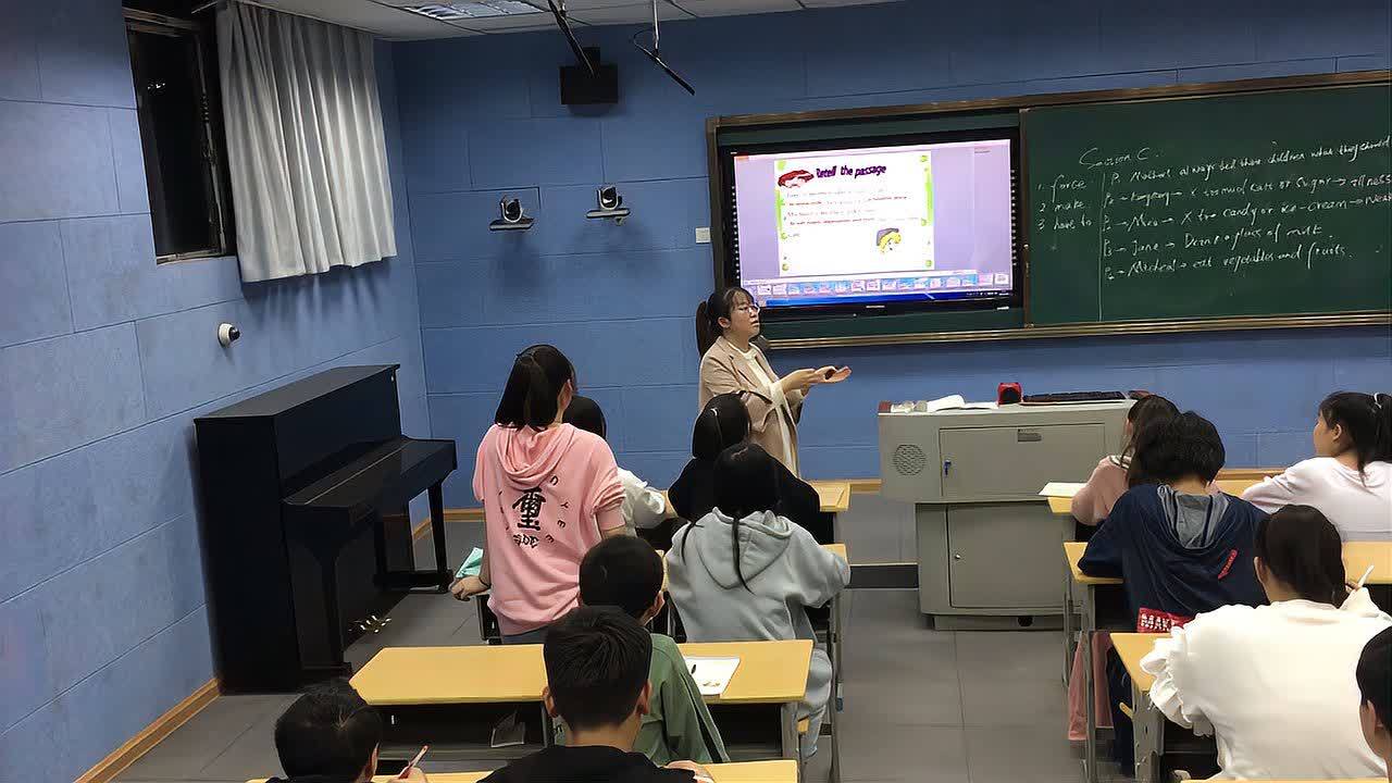 公开讨论课上学生积极发言,讨论问题很深刻,全员参与