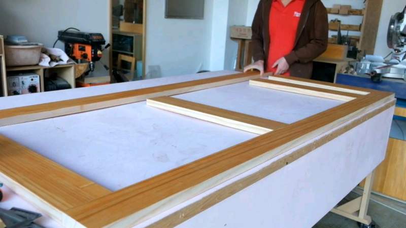 看韩国木工师傅是怎样做一个玻璃门的,这手艺真好