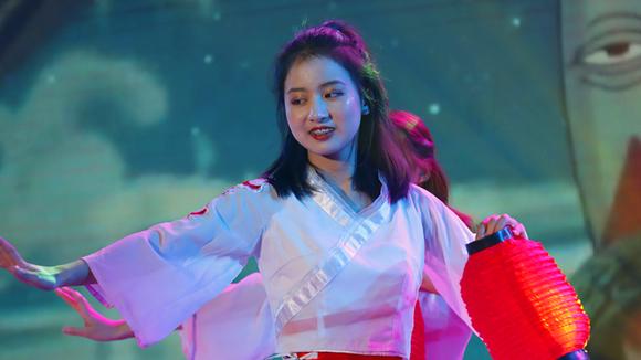 学校晚会上,女生表演舞蹈《大鱼》,惊艳了时光!