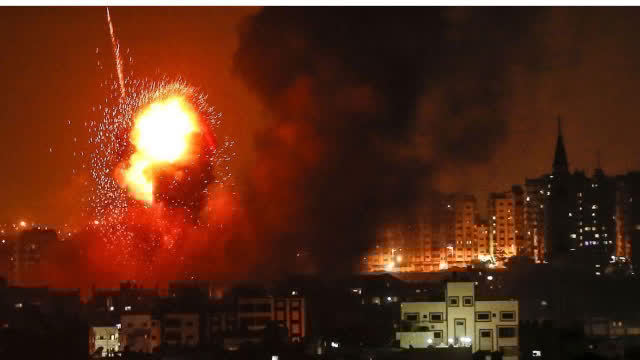 伊朗军事基地发生爆炸,火光照亮夜空,美称此前在进行核活动