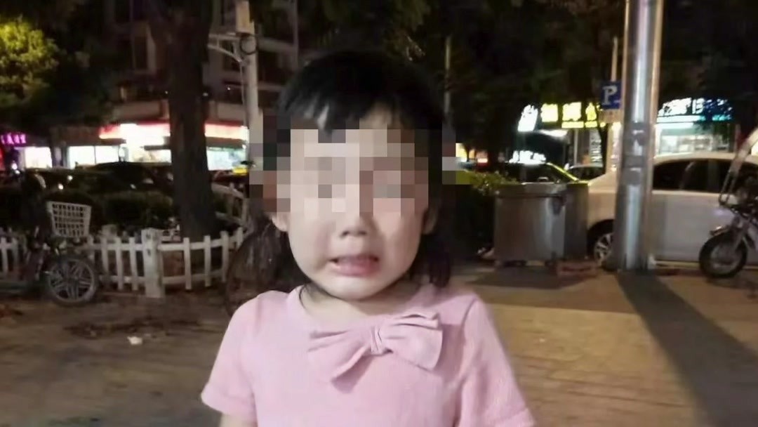 福建一女子带3岁女儿下楼扔垃圾 因分类太投入把娃弄丢了