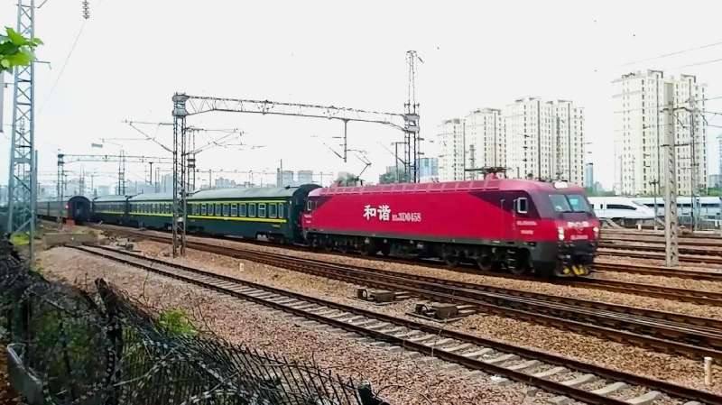 绿皮火车遇上直达列车!8505次与Z86次在艮山门动车所会车