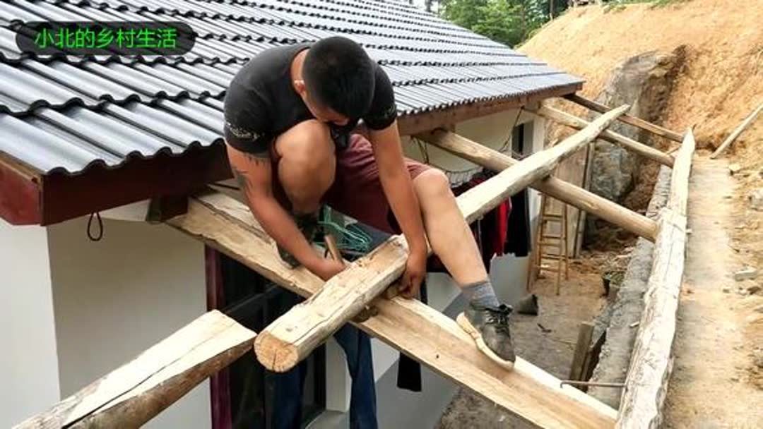 小伙一手建起来的厨房总算是有点眉目啦,想不到他还会一点木工活